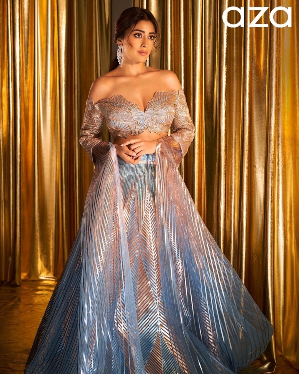 Shriya Saran: డ్రెస్సు ఏదైనా క్లీవేజ్ షో తప్పందంటున్న శ్రీయ సరన్ ...