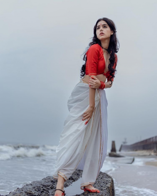 Anaswara Rajan Beach Side Saree Photoshoot Goes Viral; See Pics