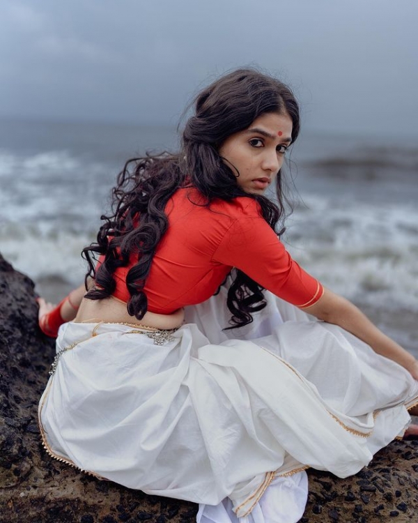Anaswara Rajan Beach Side Saree Photoshoot Goes Viral; See Pics