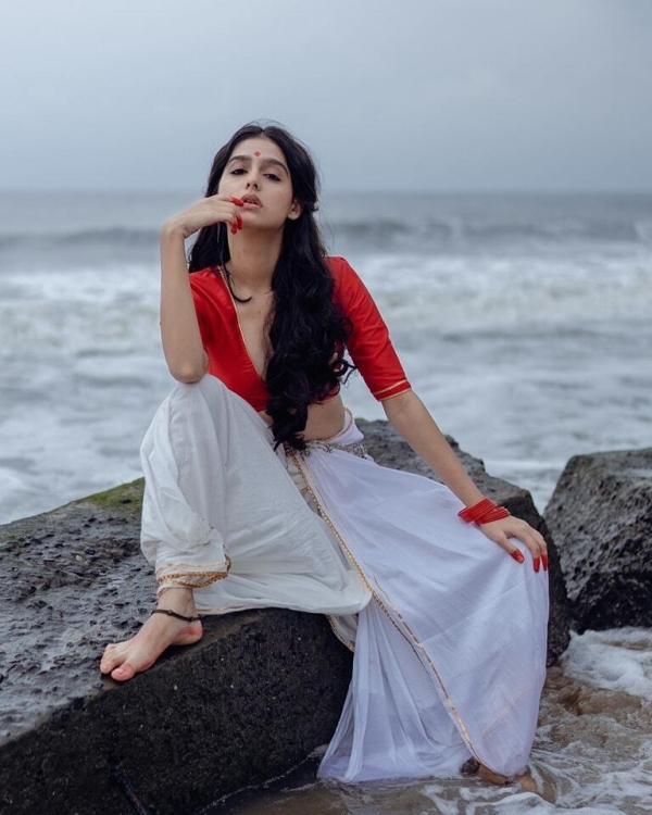 Anaswara Rajan Photos Latest Hd Images Pictures Stills And Pics Filmibeat