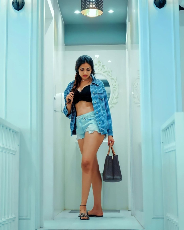 Divi Vadthya: షర్ట్ మొత్తం విప్పేసి బ్రాలో దివి అరాచకం.. డిఫరెంట్ పోజుల్లో అన్ని అందాలు చూపిస్తూ ...