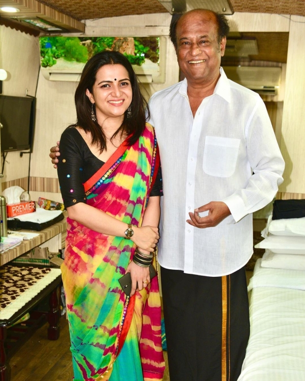 PHOTOS: ஆத்தாடி.. எவ்ளோ பெரிய பொக்கே.. செம க்யூட்டாக இருக்கும் டிடி ...