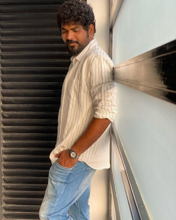 PHOTOS : உன்னை காண ஆவலுடன் வருகிறேன்... விக்னேஷ் சிவன் லேட்டஸ்ட் போஸ்ட் ...