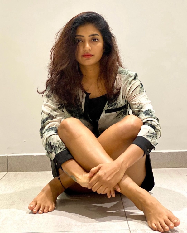 PHOTOS: உள்ளாடையுடன் கவர்ச்சி போஸ் கொடுத்த பிரபல நடிகை! | eesha rebba ...