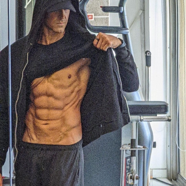 Hrithik Roshan Flaunts His Eight-Pack Abs At The Age of 48; Pics Goes Viral
