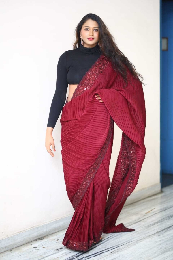 Katalyn gowda చీరకట్టుతో అందాల ప్రదర్శన.. కన్నడ బ్యూటీ ఏ మాత్రం తగ్గడం ...