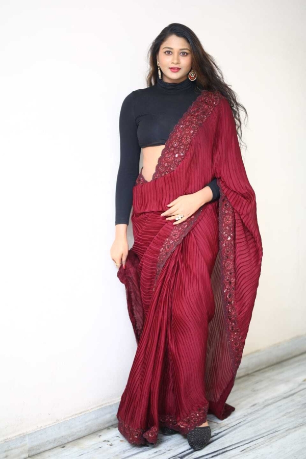 Katalyn gowda చీరకట్టుతో అందాల ప్రదర్శన.. కన్నడ బ్యూటీ ఏ మాత్రం తగ్గడం ...