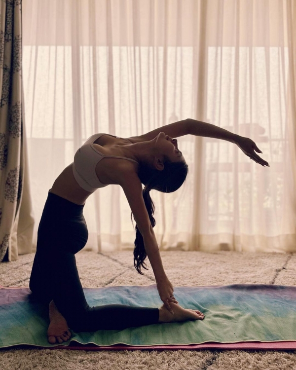 Mouni Roy: సీరియల్ బ్యూటి మౌనీ రాయ్ పరువాల విందు.. వెనక్కి వాలి మరి ...