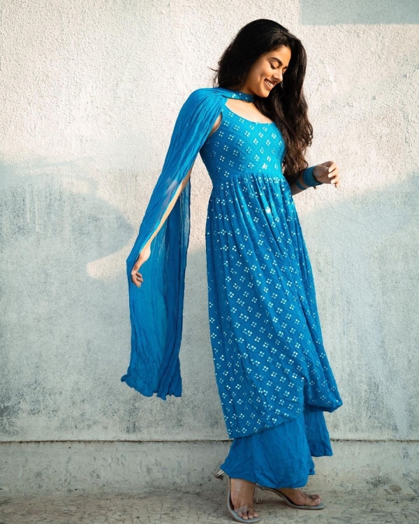 PHOTOS: கன்னக்குழி அழகி சித்தி இத்னானியின் சிரிப்பில் ரசிகர்கள் சில்லறையை சிதறவிடாம இருந்தா ...