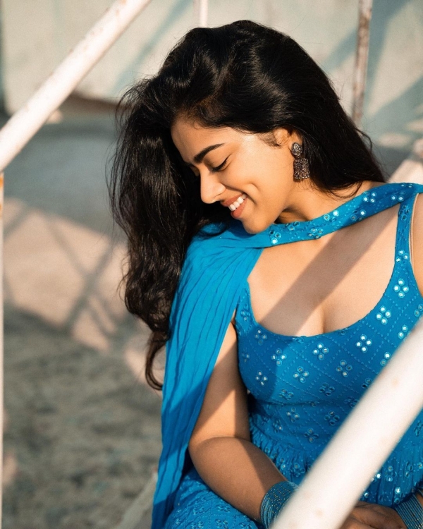 PHOTOS: கன்னக்குழி அழகி சித்தி இத்னானியின் சிரிப்பில் ரசிகர்கள் சில்லறையை சிதறவிடாம இருந்தா ...