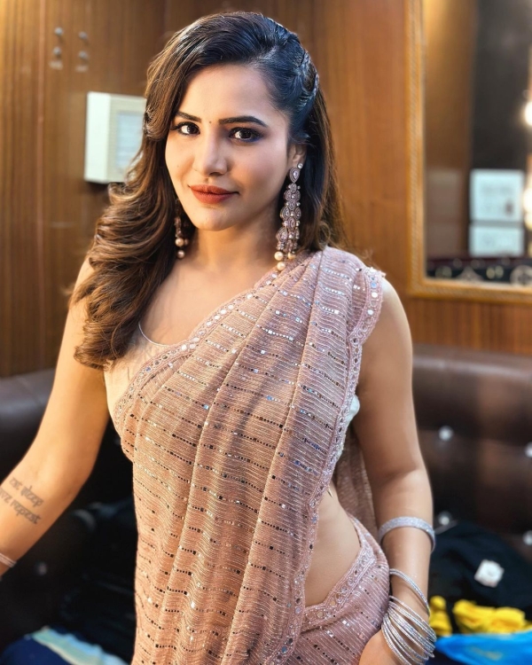 PHOTOS: இடையழகையும் வாழைத்தண்டு கால் அழகையும் காட்டி வசீகரிக்கும் அசு ரெட்டியின் ஹாட் பிக்ஸ் ...