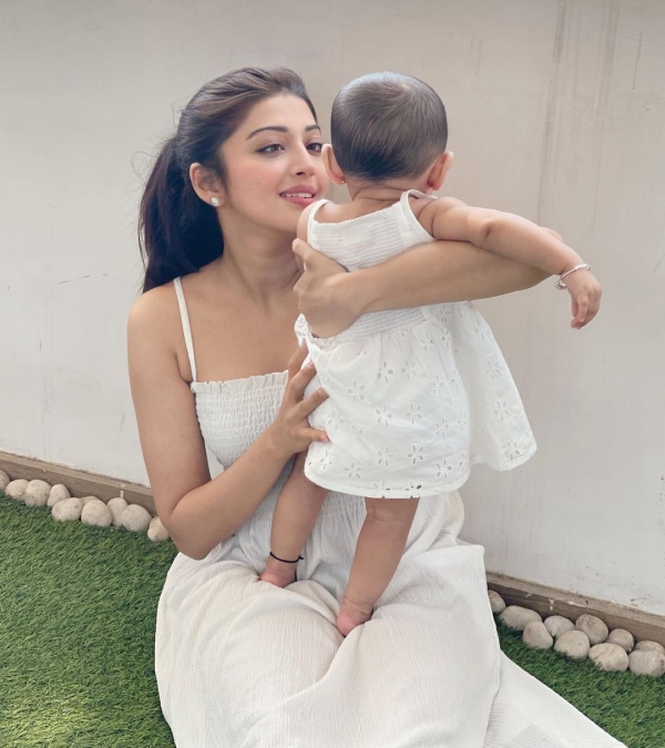 PHOTOS: இதுல யாரு குழந்தைன்னே தெரியலையே.. மகளுடன் பிரெட்டியாக இருக்கும் ...