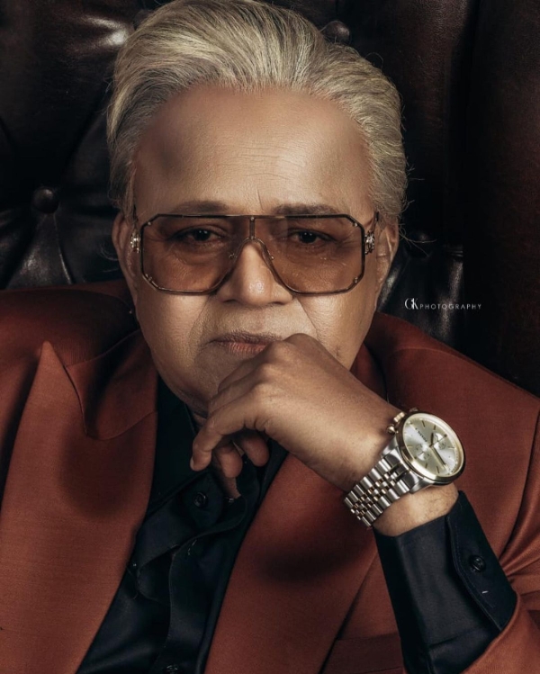 PHOTOS: யாரென்று தெரிகிறதா? கோட் சூட்ல சும்மா கெத்தா போஸ் கொடுத்த ...