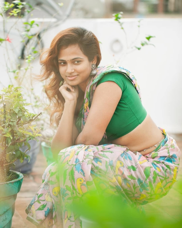 PHOTOS : விதவிதமான சேலையில்.. இடுப்போரத்தை நச்சுனு காட்டிய ரம்யா ...