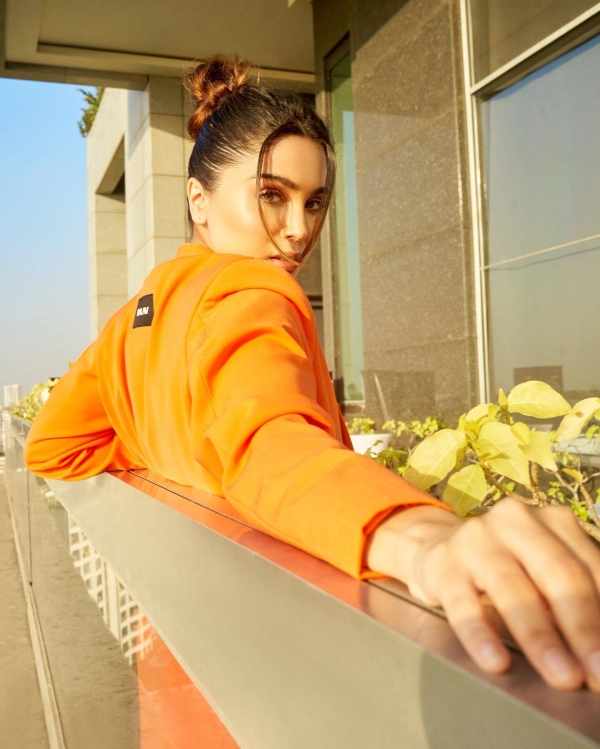 Sharvari Wagh ने भगवा रंग पहन पोस्ट कर दीं बोल्ड तस्वीरें | Sharvari ...