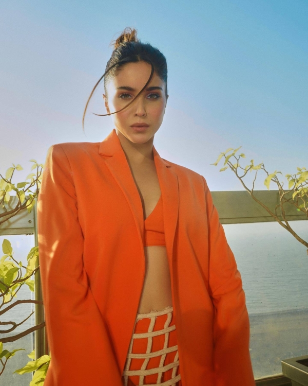 Sharvari Wagh ने भगवा रंग पहन पोस्ट कर दीं बोल्ड तस्वीरें | Sharvari ...