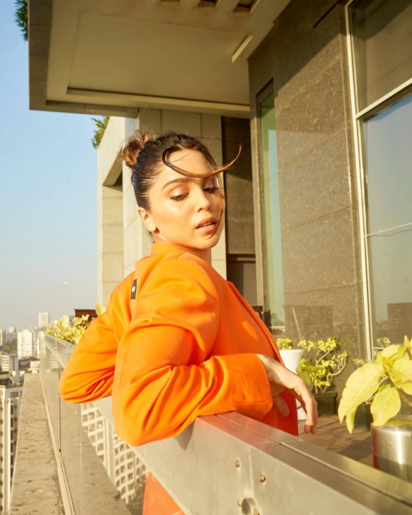 Sharvari Wagh ने भगवा रंग पहन पोस्ट कर दीं बोल्ड तस्वीरें | Sharvari ...