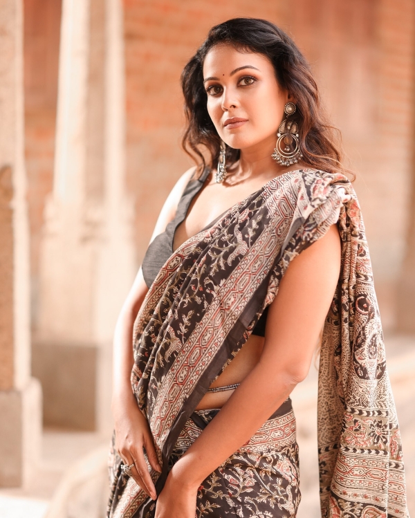 PHOTOS : மாராப்பை விலக்கி போஸ் கொடுத்த சாந்தினி தமிழரசன்.. உச்சகட்ட கிளாமரில் அலறிப்போன இணையம் ...