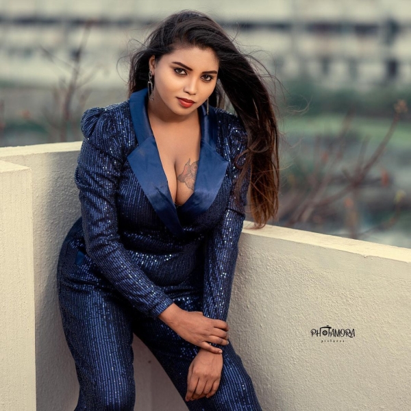 PHOTOS : ச்சீ.. என்ன இதெல்லாம்..இளசுகளை சுண்டி இழுக்கும் இலக்கியா..விளாசும் நெட்டிசன்ஸ் ...