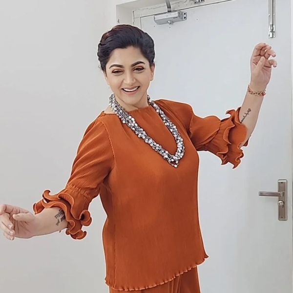 வெளிநாட்டில் குடும்பத்துடன் சுற்றுலா.. ஒரு மகள் மிஸ்ஸிங்.. குஷ்பூ சொன்ன ...