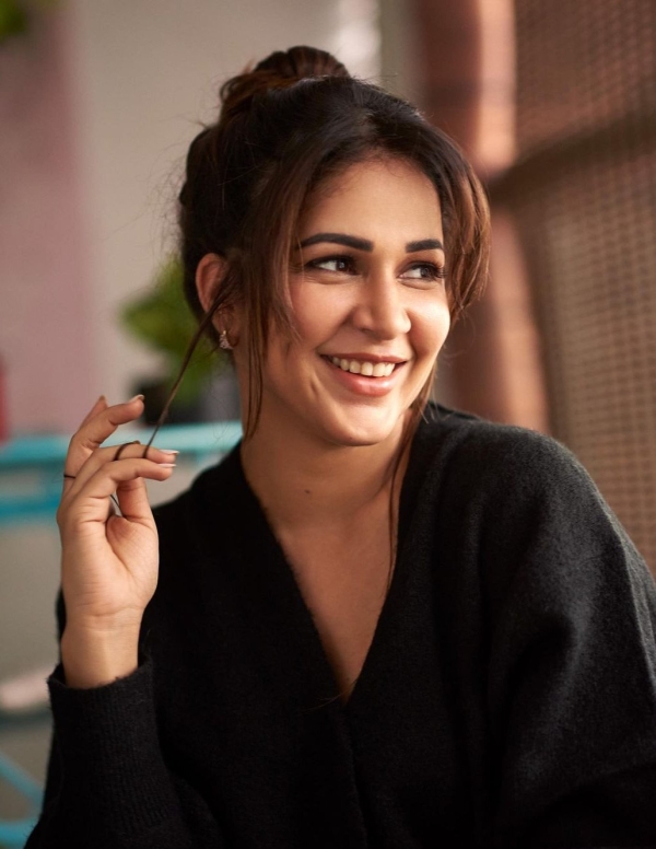 Lavanya Tripathi: ఘాటు ఫోజుల లావణ్యం.. కుర్రకారును టెంప్ట్ చేసేలా ...