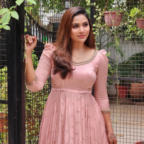 வானத்தை பார்த்து எதை யோசிக்கிறாங்க மைனா.. ரசிகர்கள் கேள்வி! | Actress ...