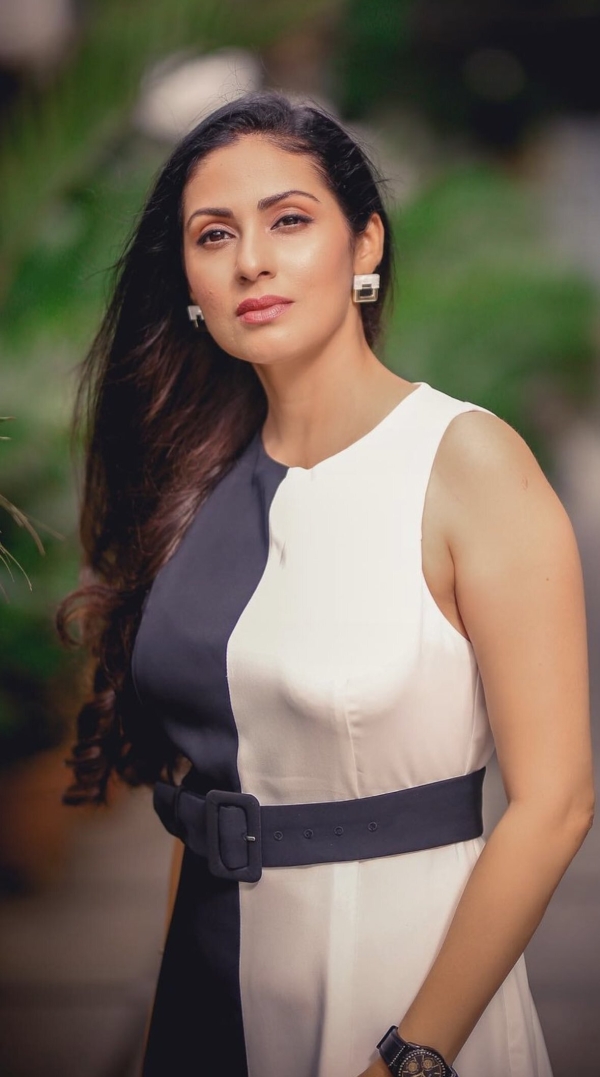 Sadha: హాట్ ఫోజులతో సదా హల్చల్.. షేపులన్నీ హైలైట్ అయ్యేలా ...