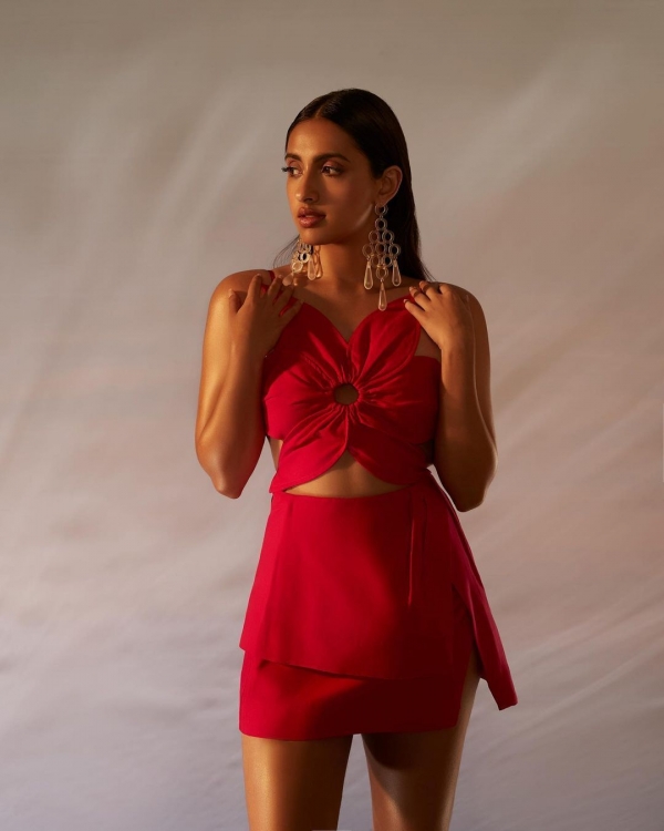 Akansha Ranjan: బెడ్ పై పడుకుని హాట్ బ్యూటి రచ్చ.. మొత్తం కనిపించేలా ...