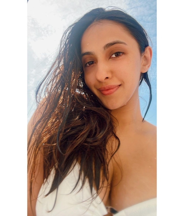 Akansha Ranjan: ఉప్పొంగుతున్న ఎద అందాలతో ఆకాంక్ష రంజన్.. వయ్యారంగా పోజులతో! | Akansha Ranjan ...