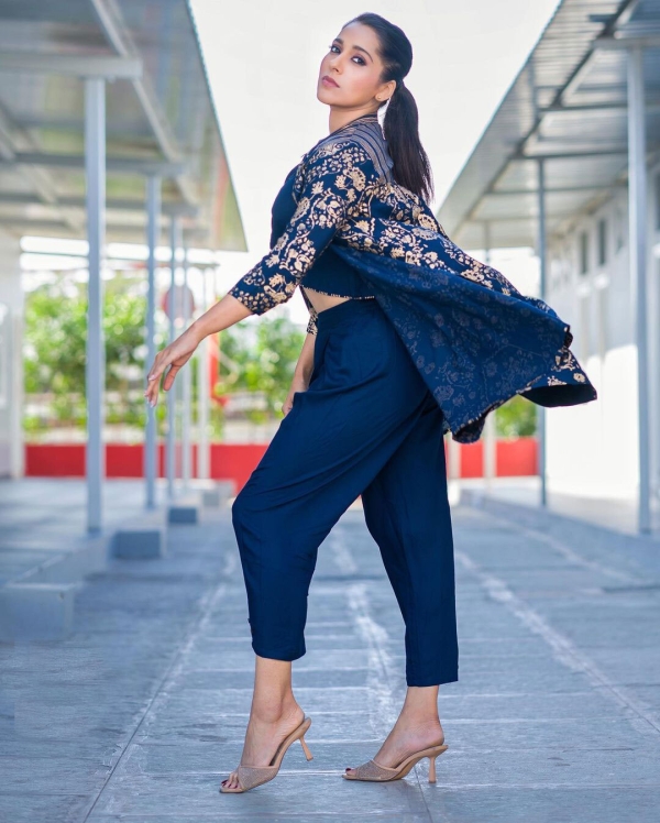 Anchor Rashmi: చుట్టు కొలతలు చూపిస్తోన్న రష్మీ.. చీరలోనూ హాట్ ఫోజులతో ...