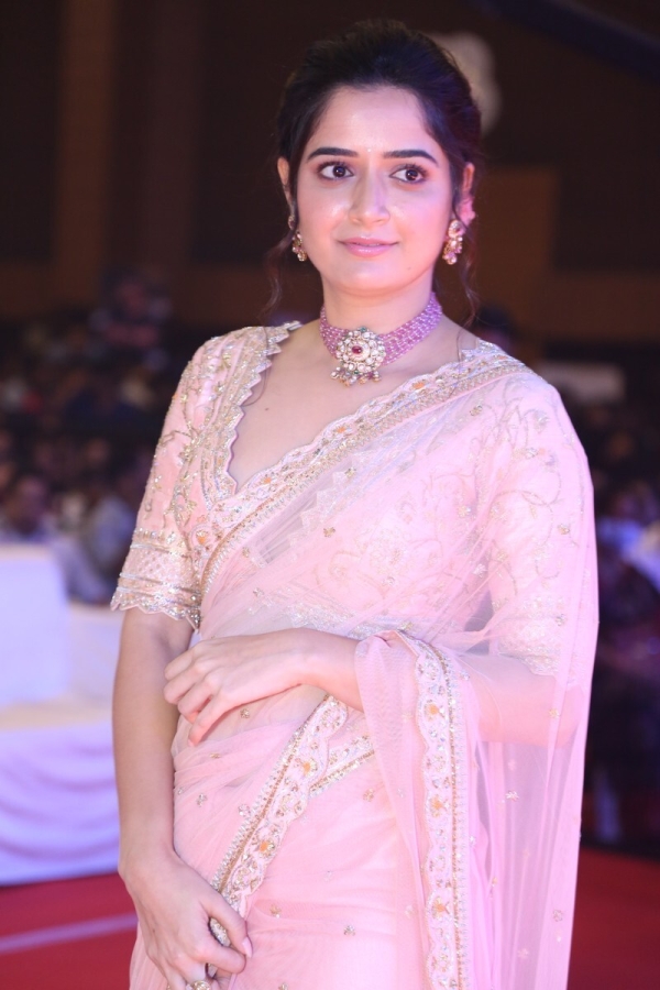 Ashika Ranganath ముద్దొచ్చే అందాల బొమ్మగా అషిక రంగనాథ్..అమిగోస్ ...