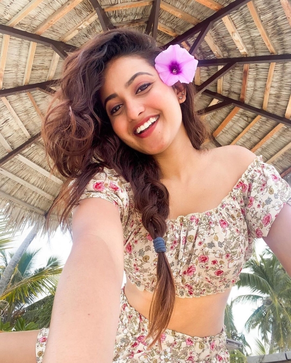 Deepika Pilli: పొట్టి నిక్కరులో దీపిక పిల్లి హాట్ షో.. అసలైనవే చూపిస్తూ ...