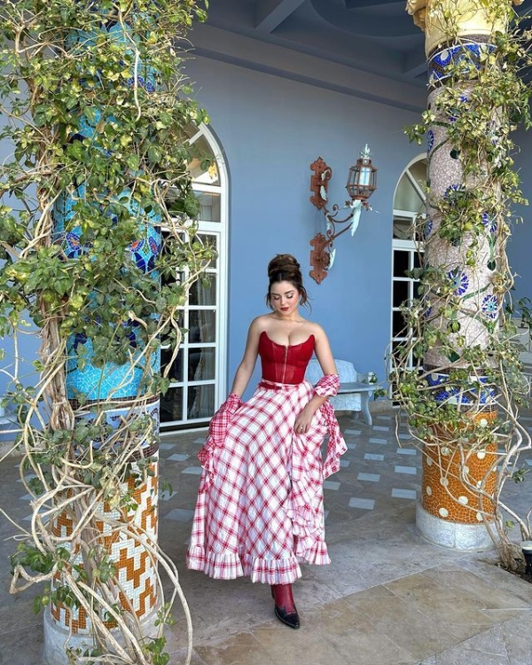 PHOTOS : எம்மாடியோ என்ன போஸ் இதெல்லாம்.. சுண்டியிழுக்கும் ஹாலிவுட் ...