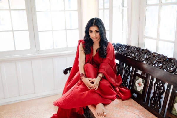 Meera Jasmine Valentine Day Special Photoshoot Goes Viral On Internet ...
