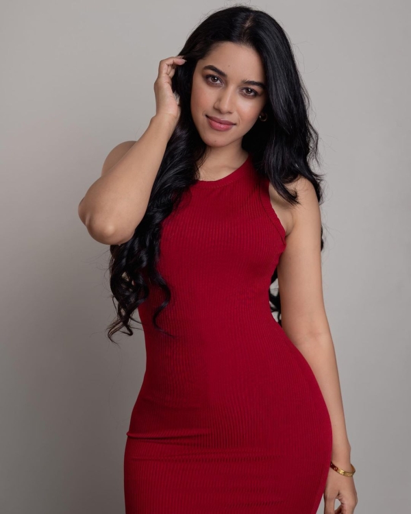 PHOTOS : சிவப்பு உடையில் காதலுக்கு பச்சைக்கொடி காட்டிய மிர்னாலினி ...