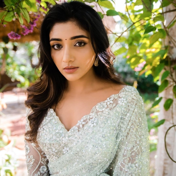 PHOTOS: வெட்கத்தில் சிவந்த இதழ்களை குவித்து ரசிகர்களை ஏங்க வைத்த மிர்னா ...