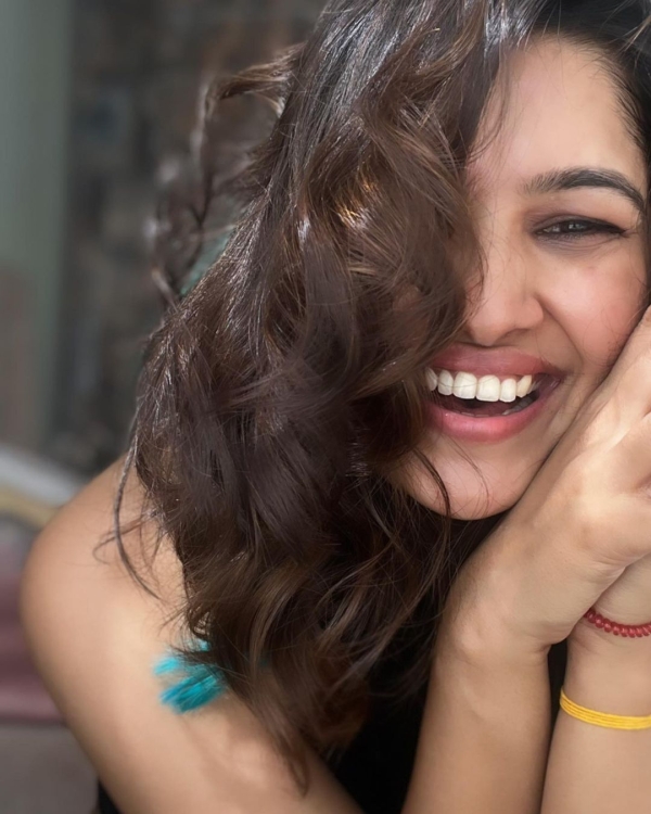 PHOTOS: கன்னக்குழி சிரிப்பில் ரசிகர்களை சிறை பிடித்த வாணி போஜன் ...