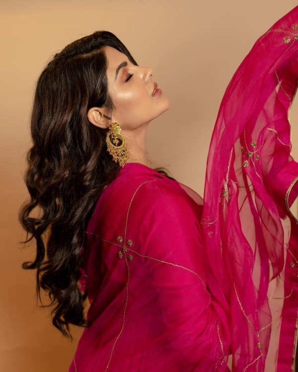 PHOTOS: வாவ் போட வைத்த வாத்தி ஹீரோயின்... இந்த வைப் இன்னும் ஒருவாரம் ...