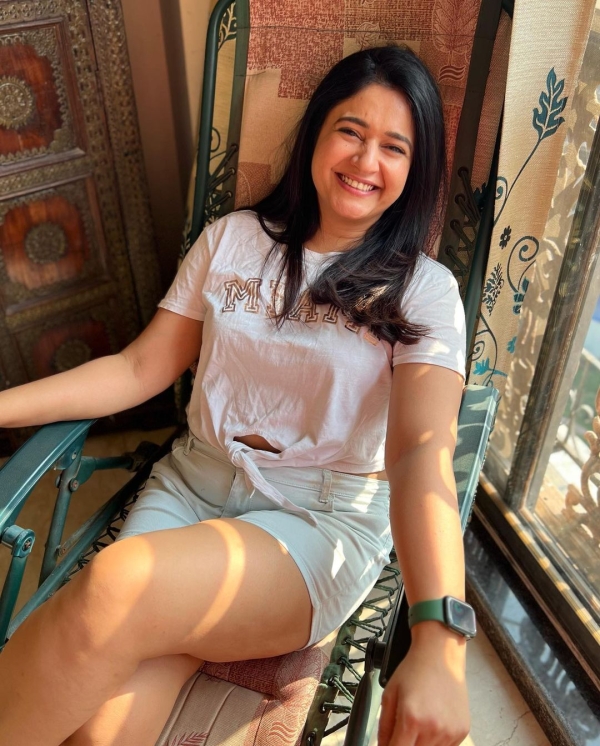 Poonam Bajwa: పడుకుని ఎద అందాలు చూపిస్తున్న పూనమ్ బజ్వా.. టాప్ వ్యూలో హాట్ షో! | Poonam Bajwa ...