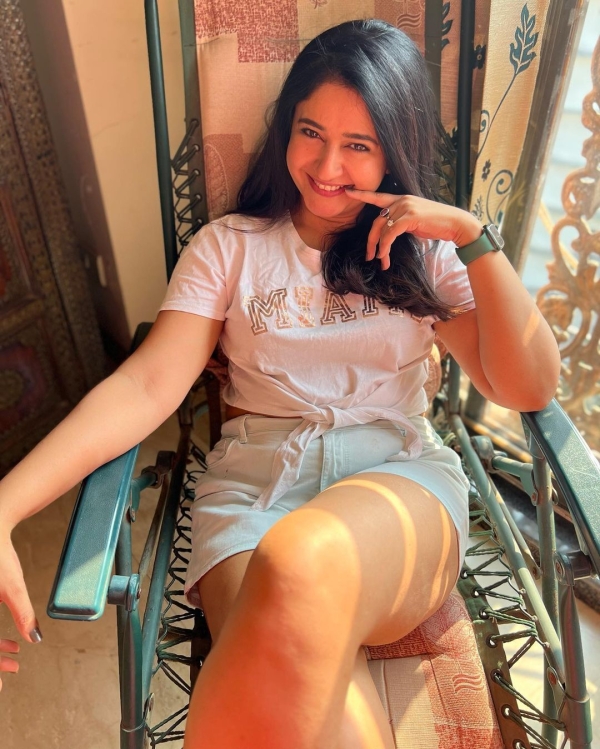 Poonam Bajwa: పడుకుని ఎద అందాలు చూపిస్తున్న పూనమ్ బజ్వా.. టాప్ వ్యూలో హాట్ షో! | Poonam Bajwa ...