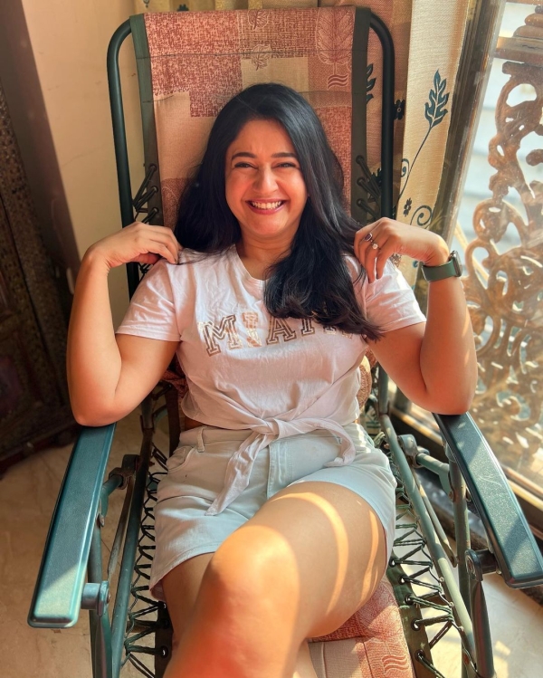 Poonam Bajwa: పడుకుని ఎద అందాలు చూపిస్తున్న పూనమ్ బజ్వా.. టాప్ వ్యూలో హాట్ షో! | Poonam Bajwa ...