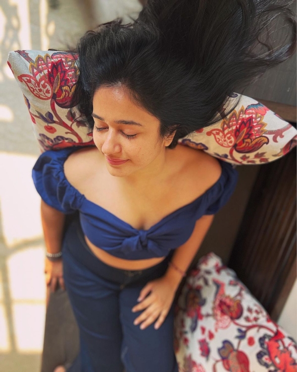 PHOTOS: மட்ட மல்லாக்க படுத்துக் கொண்டு டாப் ஆங்கிள் போஸ்.. பூனம் பஜ்வாவின் ஹாட் க்ளிக்ஸ் ...