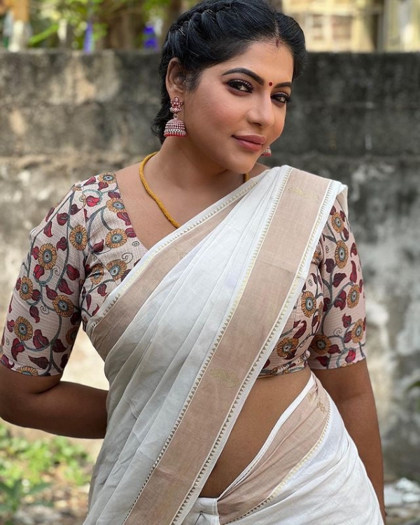 PHOTOS : இடையழகே சுண்டி இழுக்குதே.. ரேஷ்மா பசுபுலேட்டியின் தாராள ...