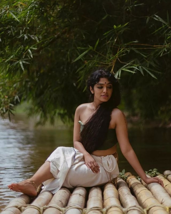 PHOTOS : ஜாக்கெட் போடாமல்.. இலையை வைத்து உடலை மறைத்துக் கொண்டு போஸ் கொடுத்த நடிகை! | Rima ...