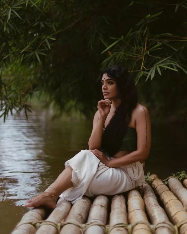 PHOTOS : ஜாக்கெட் போடாமல்.. இலையை வைத்து உடலை மறைத்துக் கொண்டு போஸ் கொடுத்த நடிகை! | Rima ...