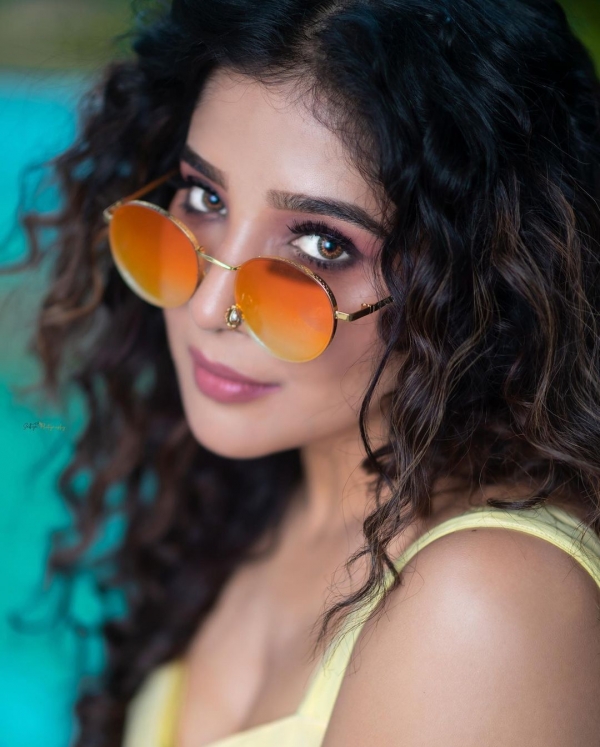 PHOTOS: கூலர்ஸ் அணிந்து ஹாட் லுக் விடும் சாக்‌ஷி அகர்வால்.. நச் ...