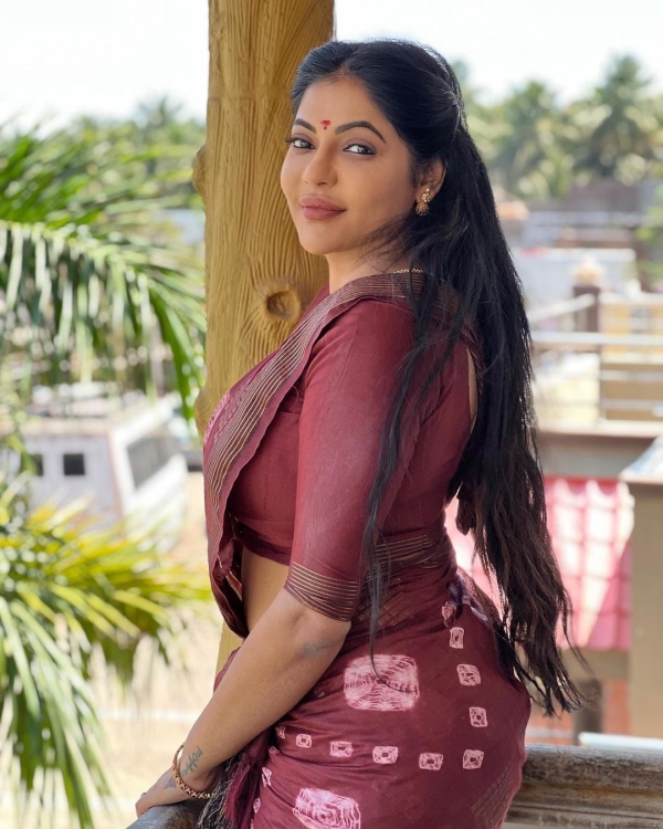 PHOTOS: தேனியில் நிற்கும் தேனடை.. அரக்கு சேலையில் கிறுக்குப் பிடிக்க வைக்கும் ரேஷ்மா பசுபுலேட்டி ...