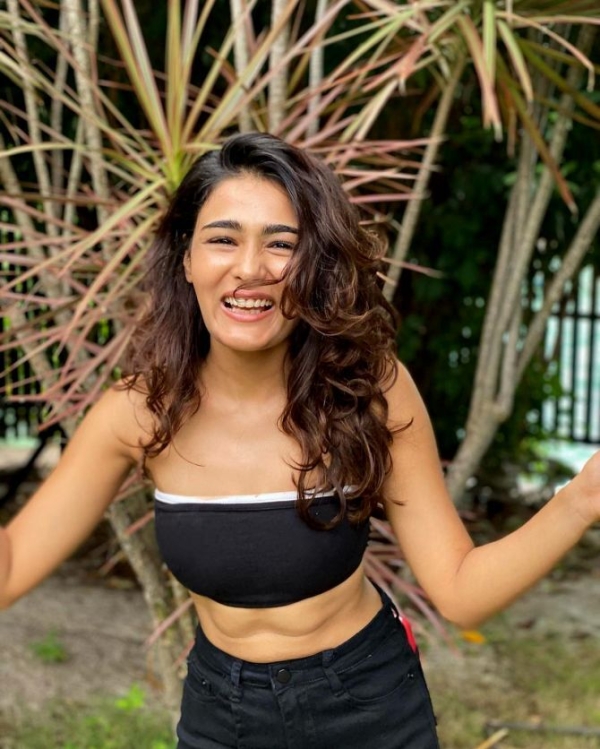 PHOTOS : எக்குதப்பா கவர்ச்சி காட்டும்... அர்ஜூன் ரெட்டி பட நடிகை ஷாலினி பாண்டே! | Shalini Pandey ...