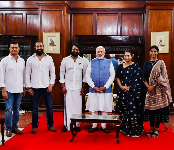 Vijay Kiragandur, Yash And Rishab Shetty, Ashwini Puneeth Rajkumar Meet ...