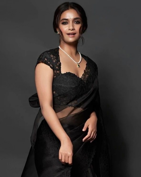 PHOTOS : குஷி இடுப்பு சும்மா நச்சுனு இருக்கு.. மறைக்காம காட்டிய ...